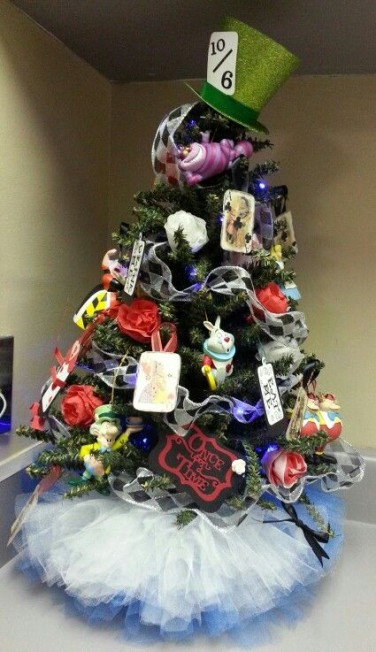 Alice in Wonderland Christmas tree decoration ideas - Alice-in ...